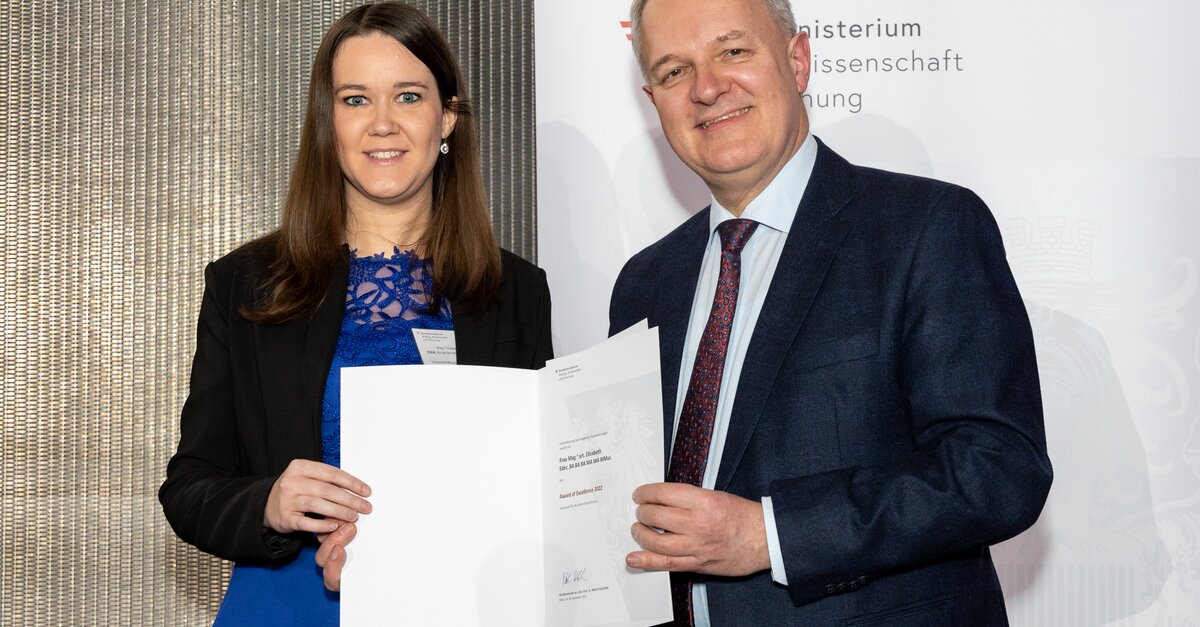 Elisabeth Eder honored with the Award of Excellence - Universität Mozarteum
