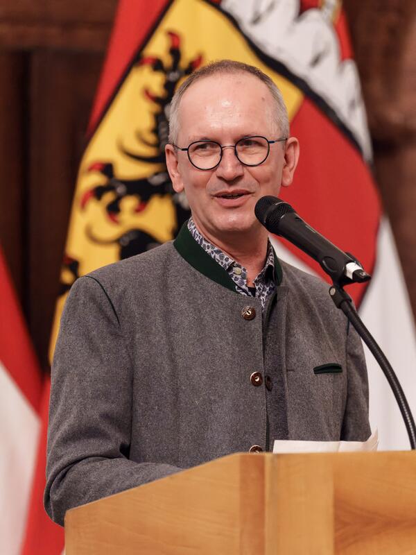 Ehrendoktorate für Dame Janet Ritterman und Michael Worton ...