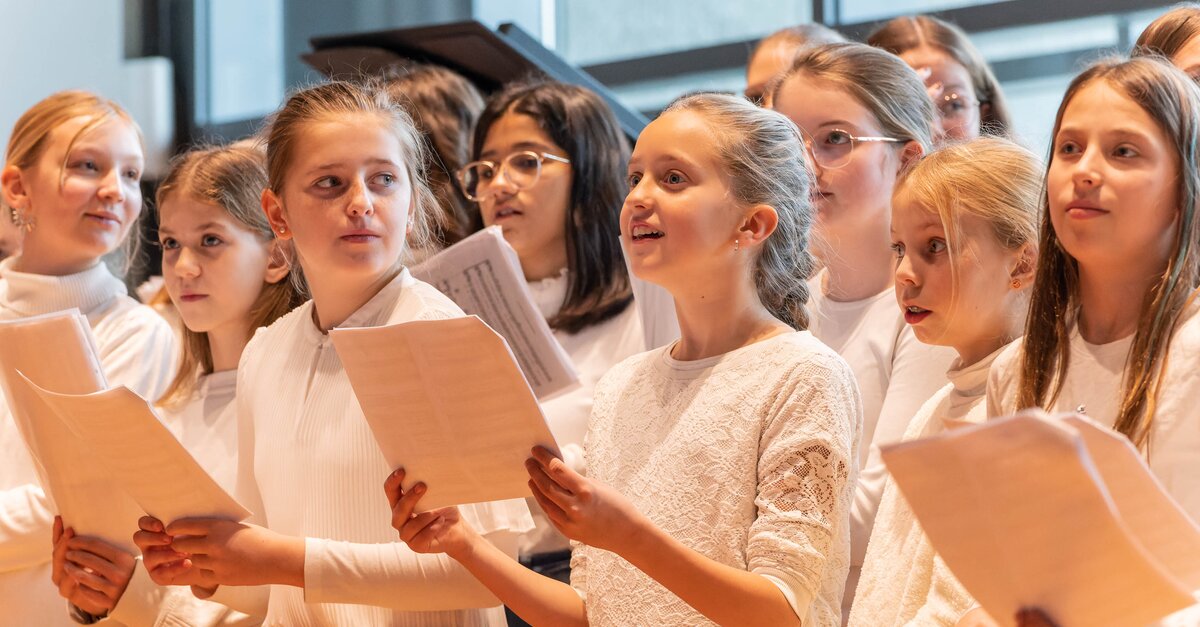 Big Christmas Carol Sing Along Choir Concert with 150 Students ...